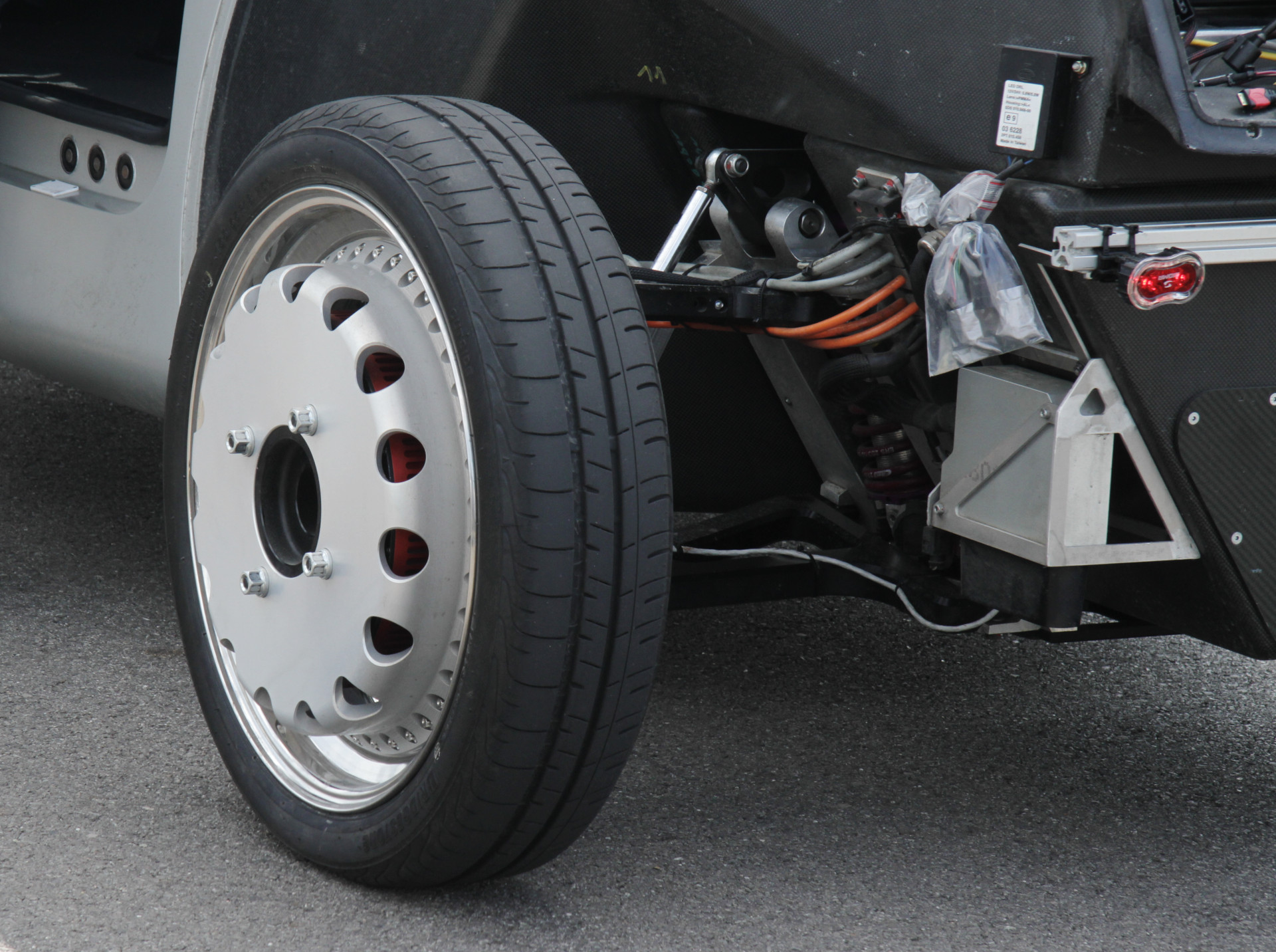 Mounting large and narrow tires – VSDC